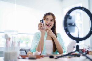 Modeling vs Modelling: A Complete Guide to Starting Your Career